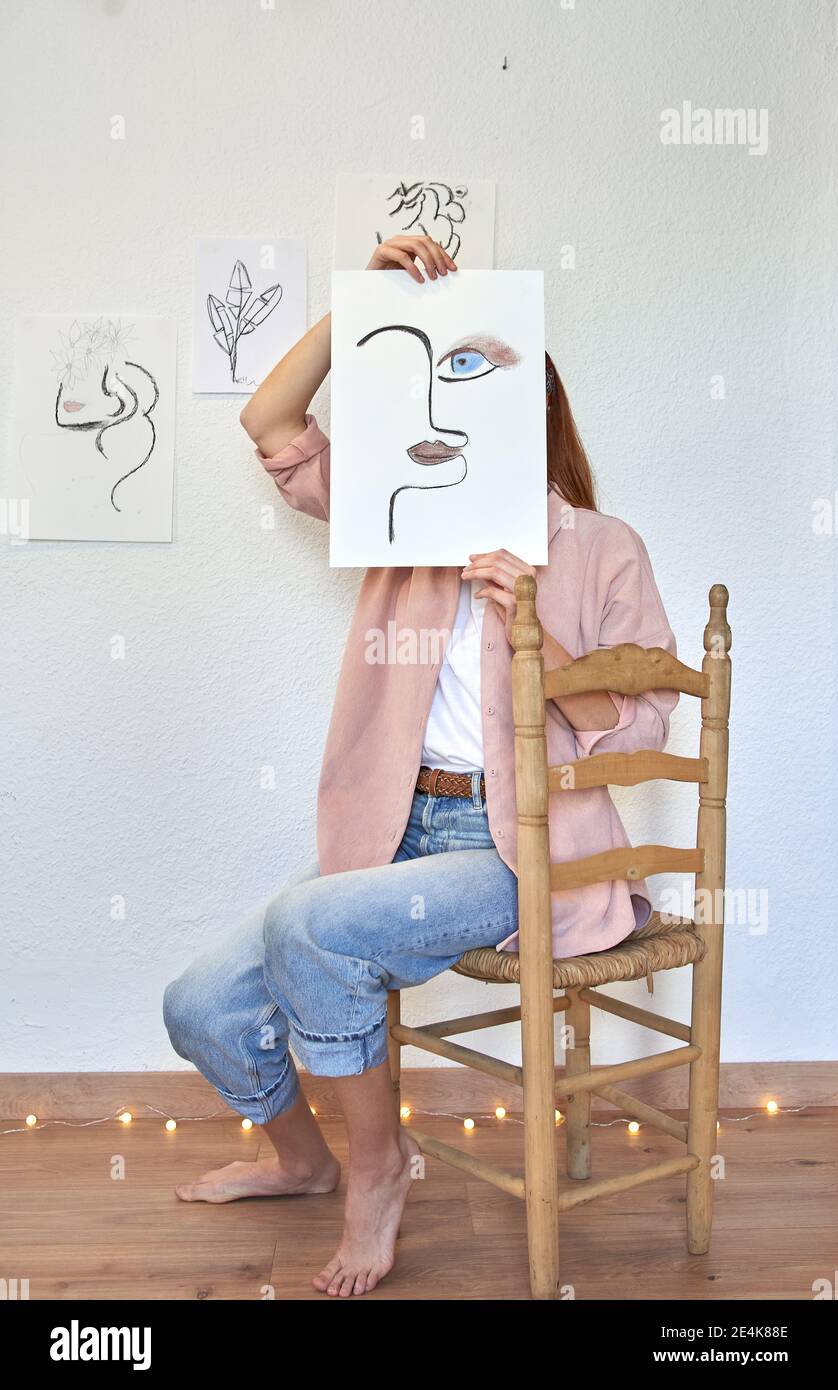 Artist showing drawing hi-res stock photography and images - Alamy
