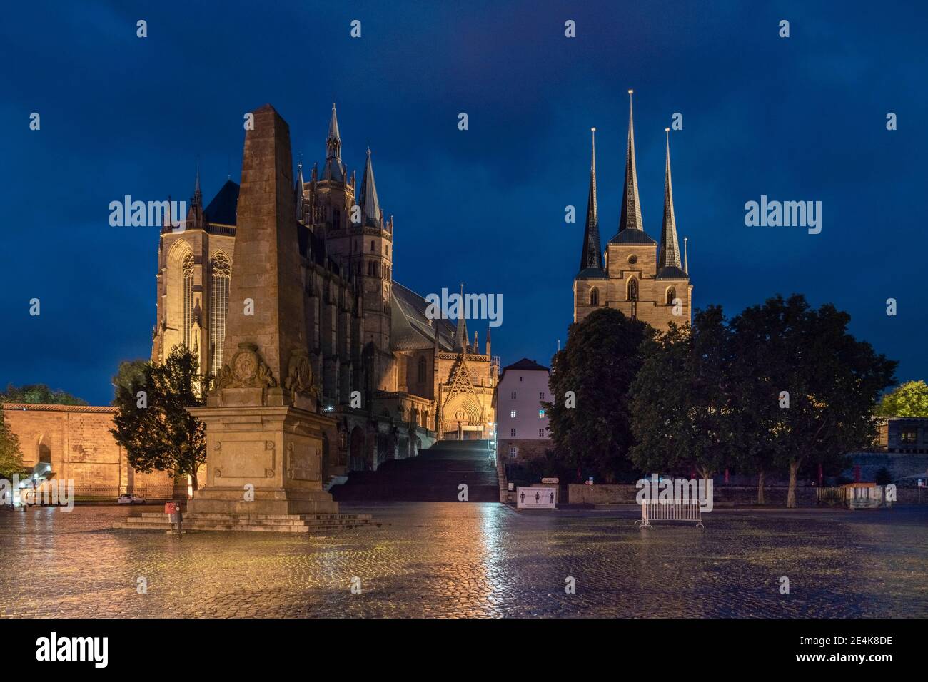 Domplatz obelisk cathedral night hi-res stock photography and images ...