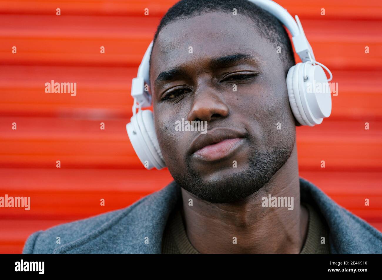Man staring at wall hi-res stock photography and images - Alamy