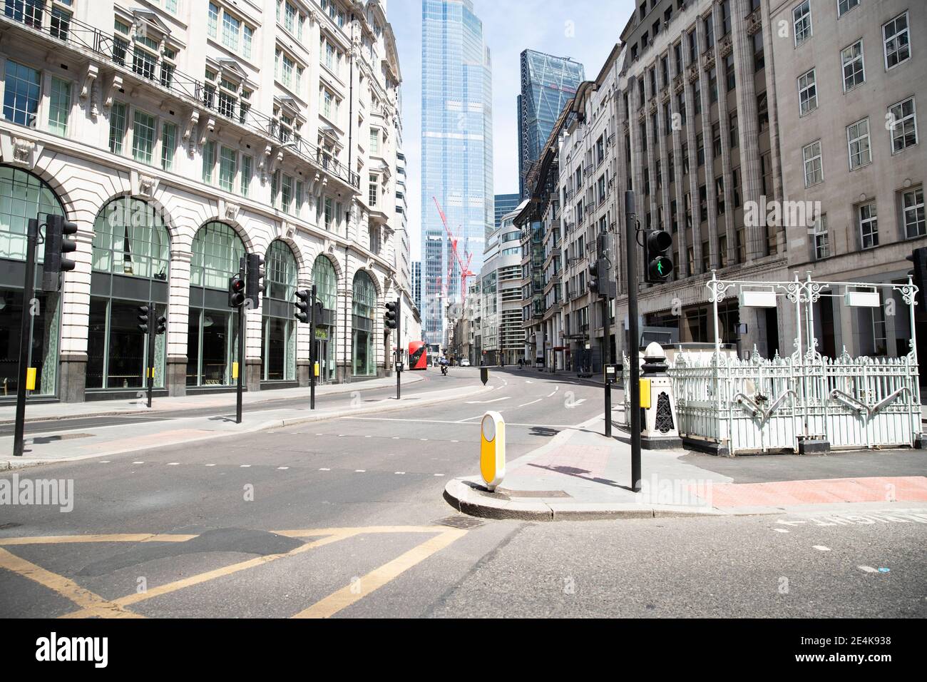 Empty street in middle hi-res stock photography and images - Alamy