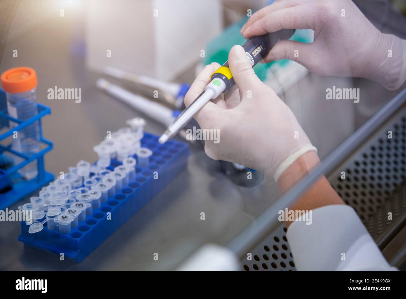 Dna laboratory hi-res stock photography and images - Alamy