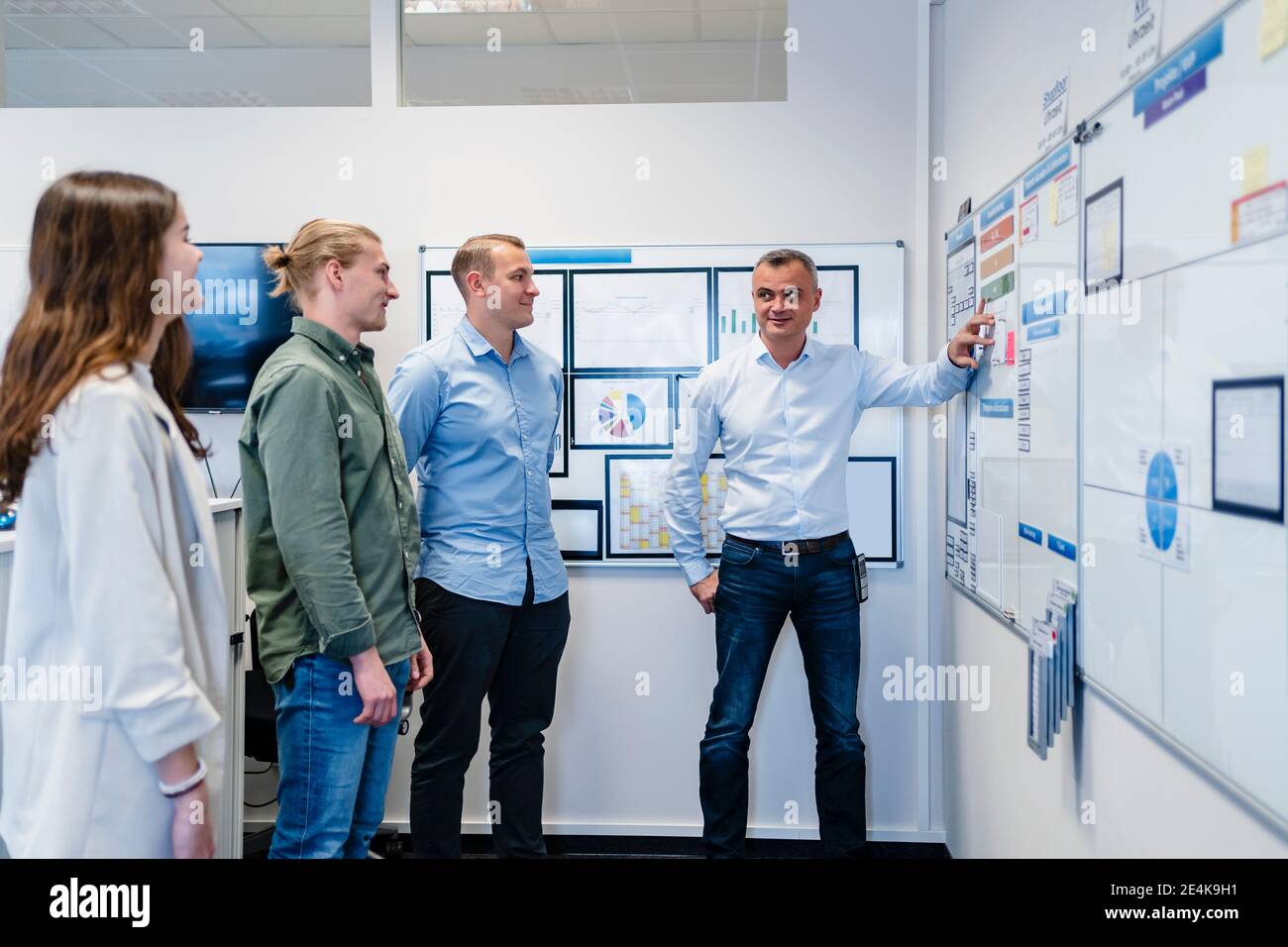 Standing business meeting hi-res stock photography and images - Alamy