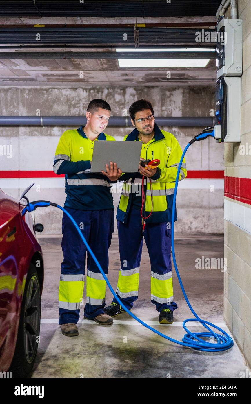 Programmer team hi-res stock photography and images - Alamy