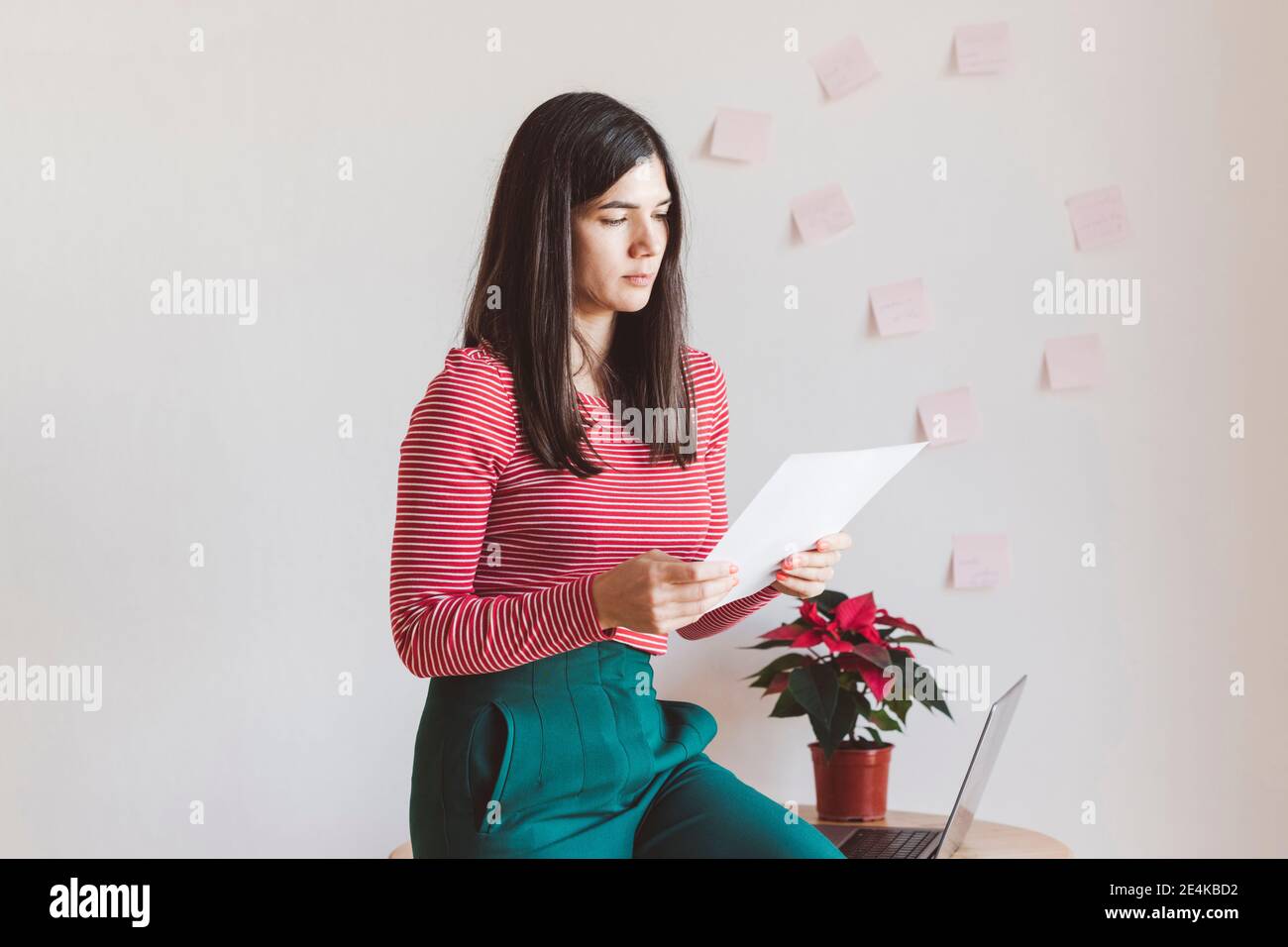 Person sitting reading paper hi-res stock photography and images - Alamy
