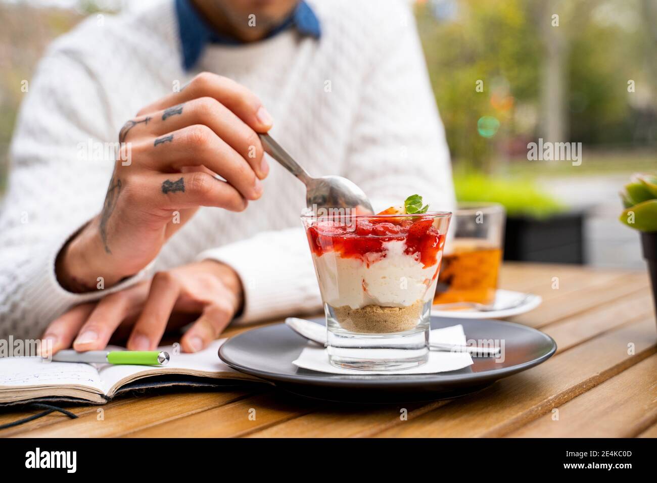 Scooping hi-res stock photography and images - Alamy