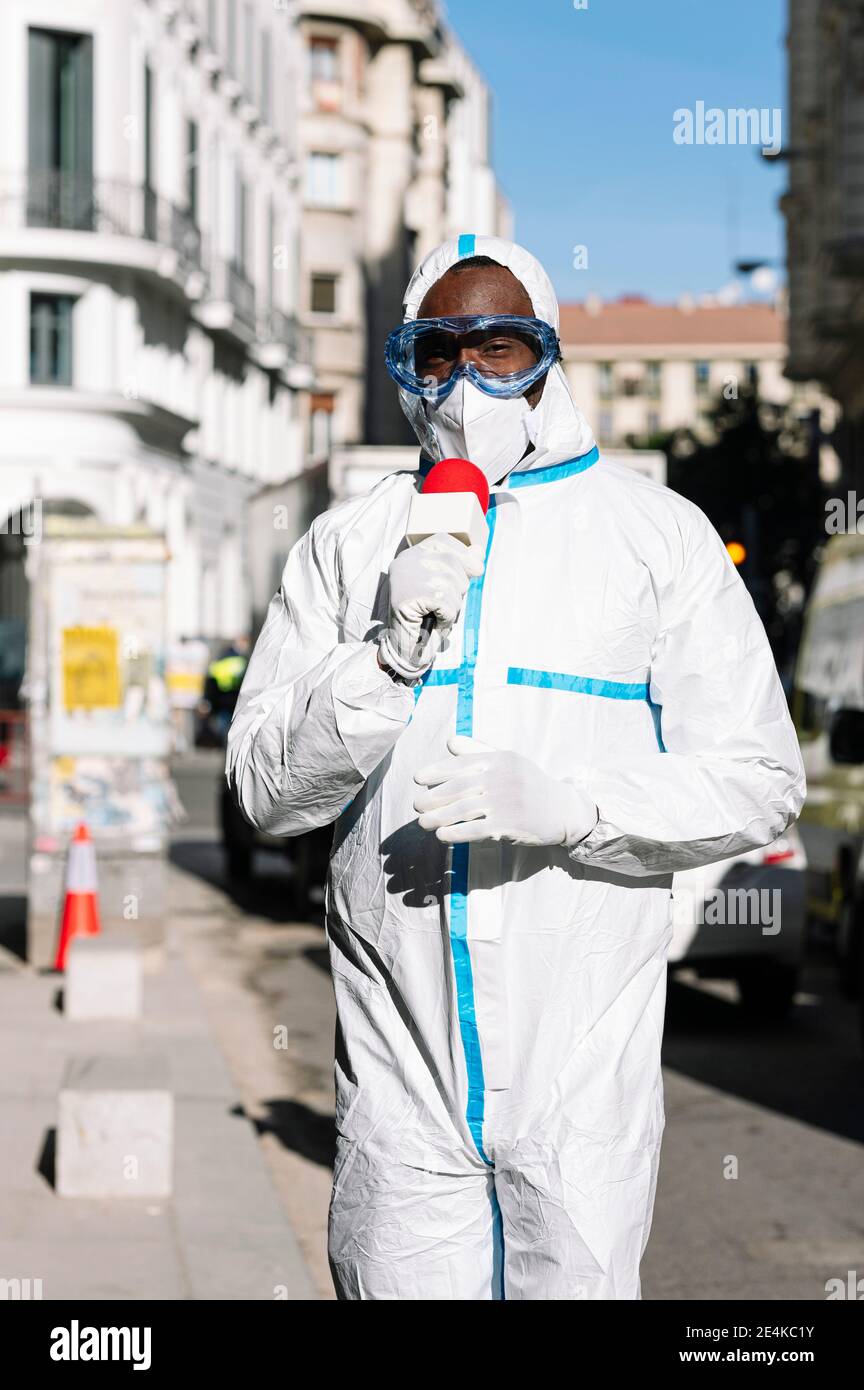 Male reporter hi-res stock photography and images - Alamy