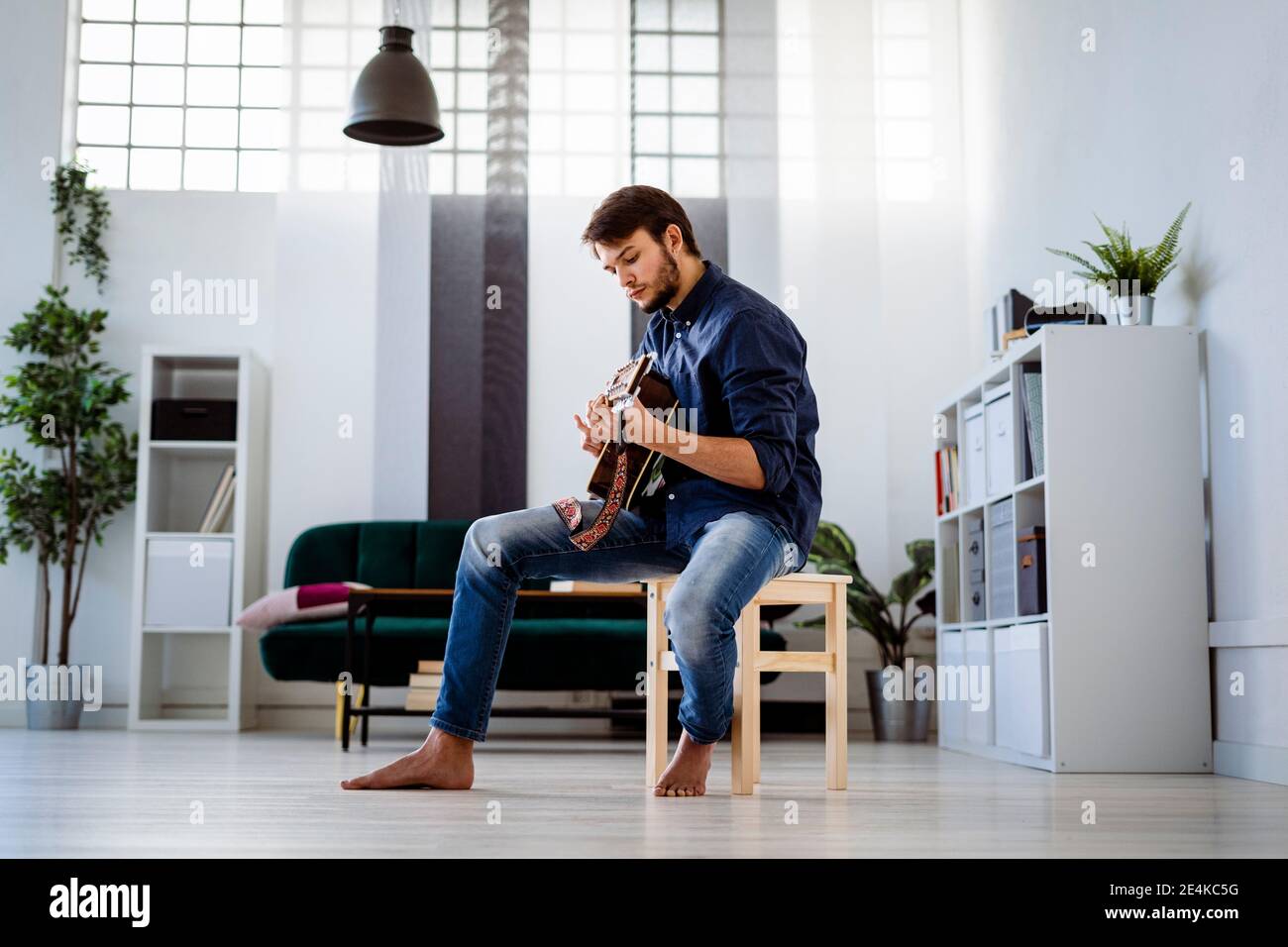 Singer sitting on stool playing guitar hi-res stock photography and ...