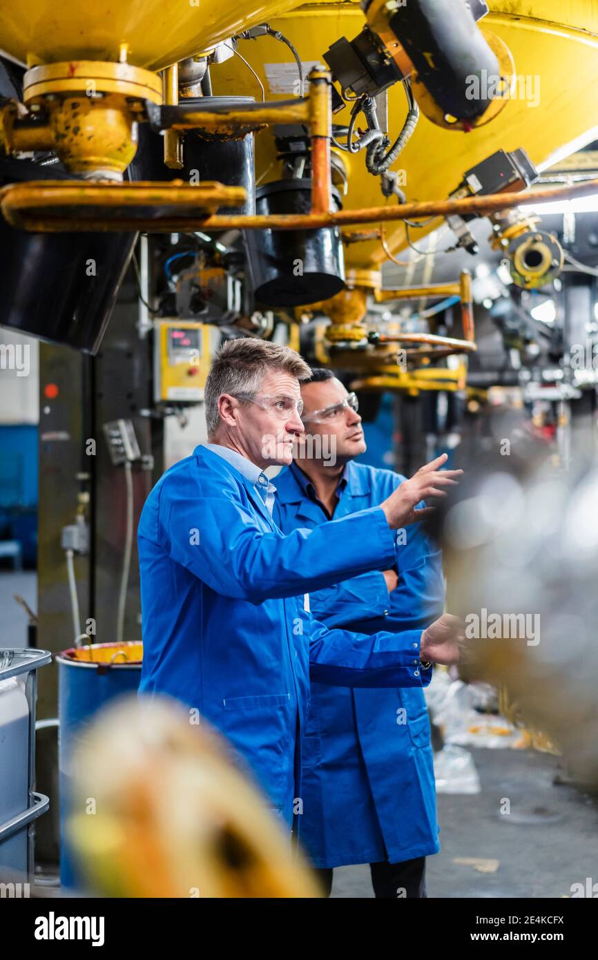 Technicians vertical hi-res stock photography and images - Alamy