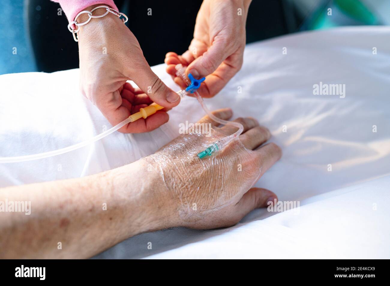 Hospital bed hand hi-res stock photography and images - Alamy