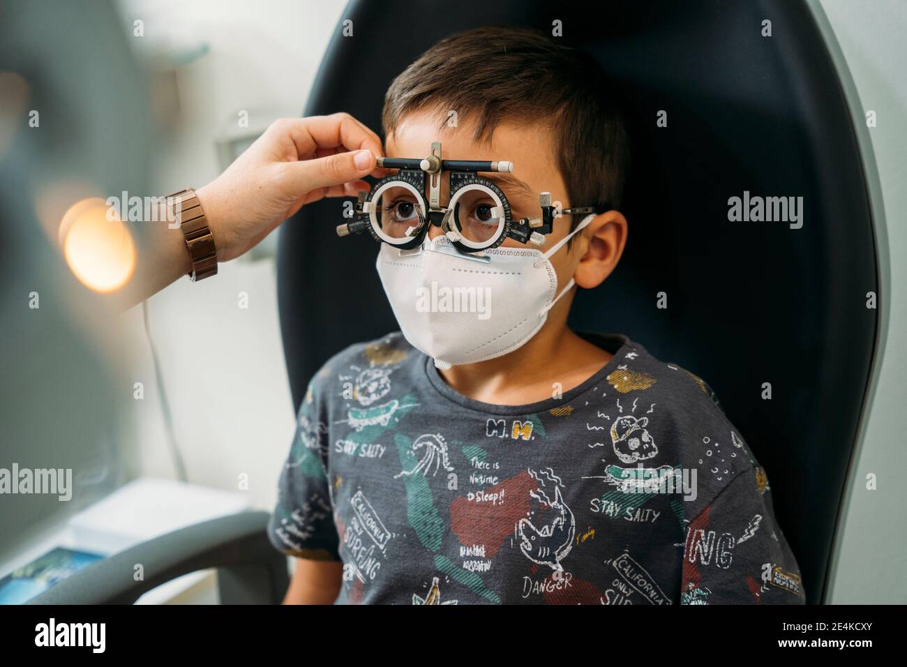 Eye test child hi-res stock photography and images - Alamy