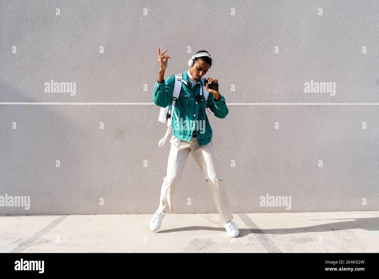 African man singing people dancing hi-res stock photography and images ...