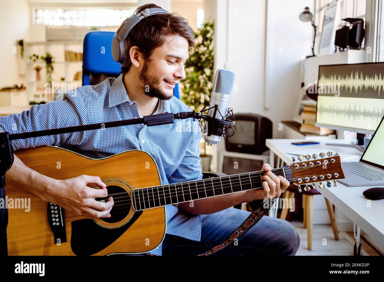 Male musician singing hi-res stock photography and images - Alamy