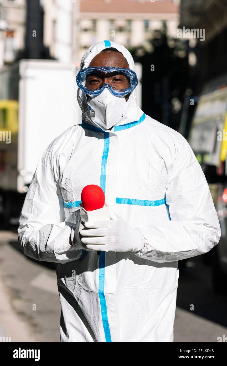 Male reporter hi-res stock photography and images - Alamy