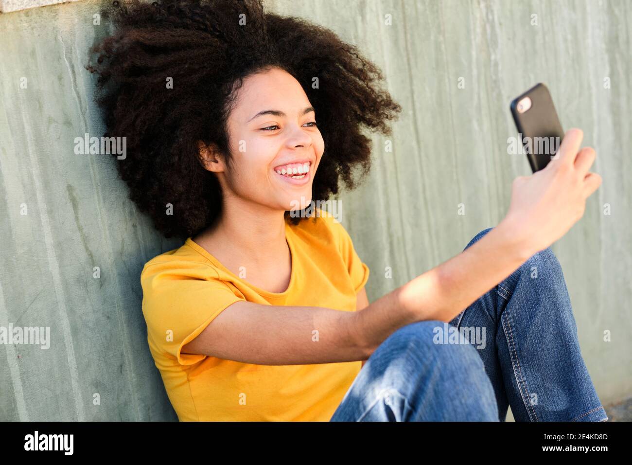 Happy student mobile phone hi-res stock photography and images - Alamy
