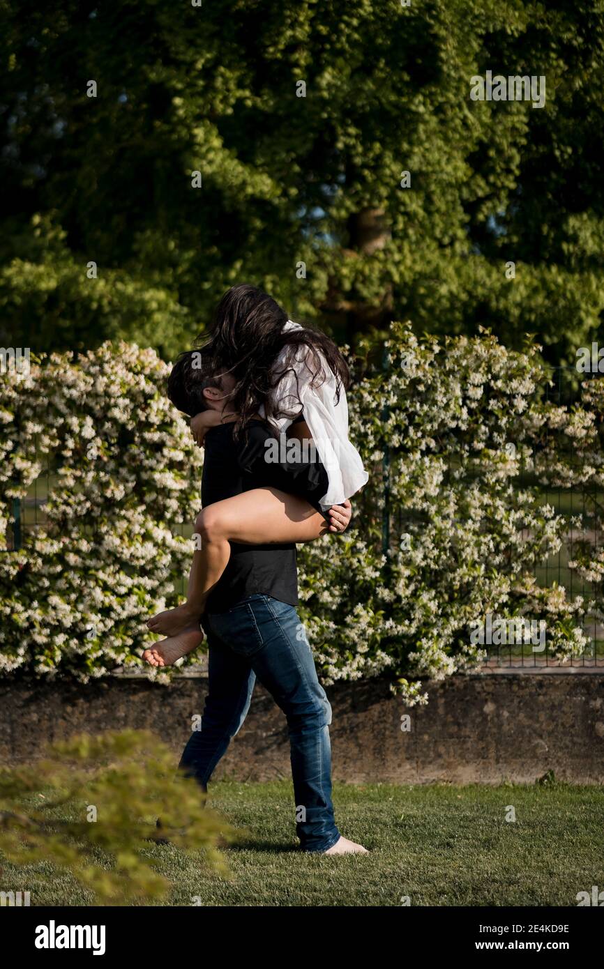 Affectionate dancing couple in back yard Stock Photo - Alamy