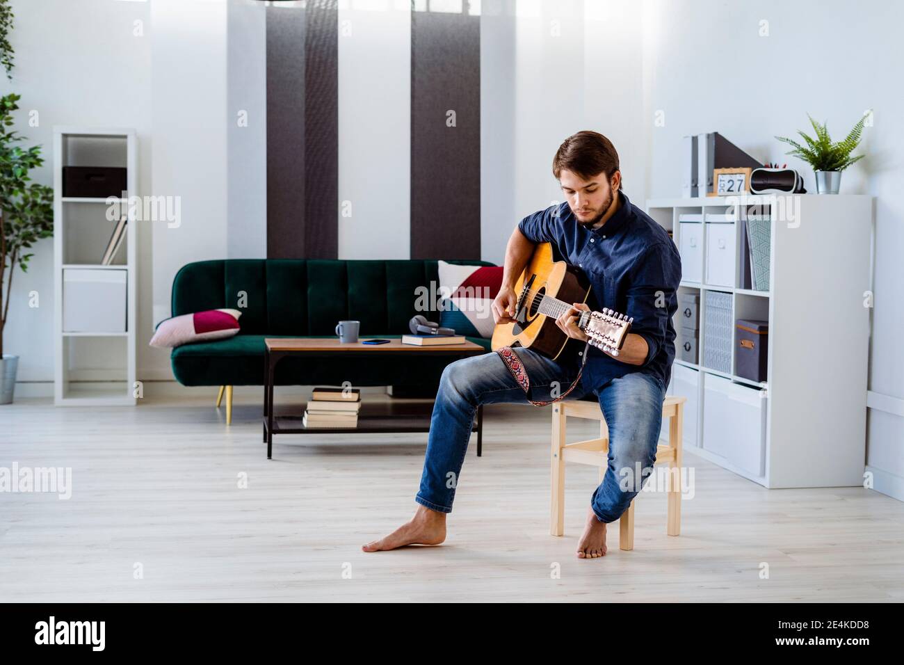 Singer sitting on stool playing guitar hi-res stock photography and ...