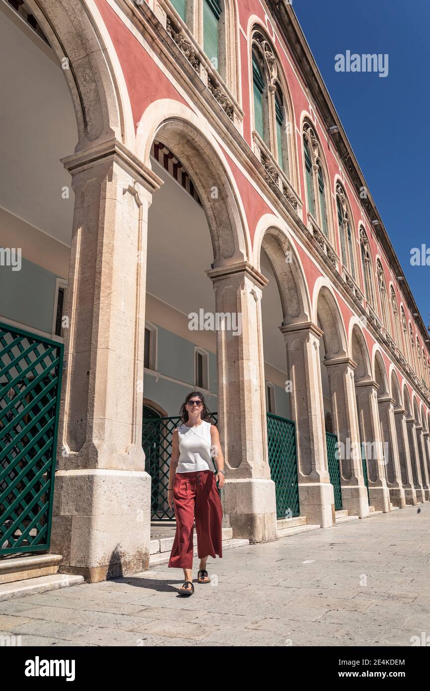 People walking passing square hi-res stock photography and images - Alamy