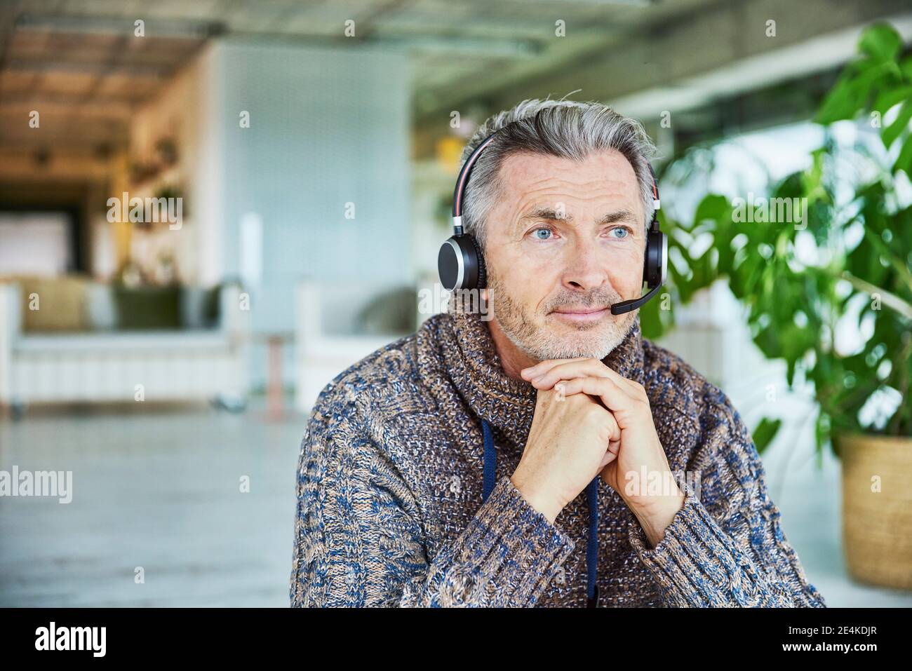 Person wearing headset hi-res stock photography and images - Alamy