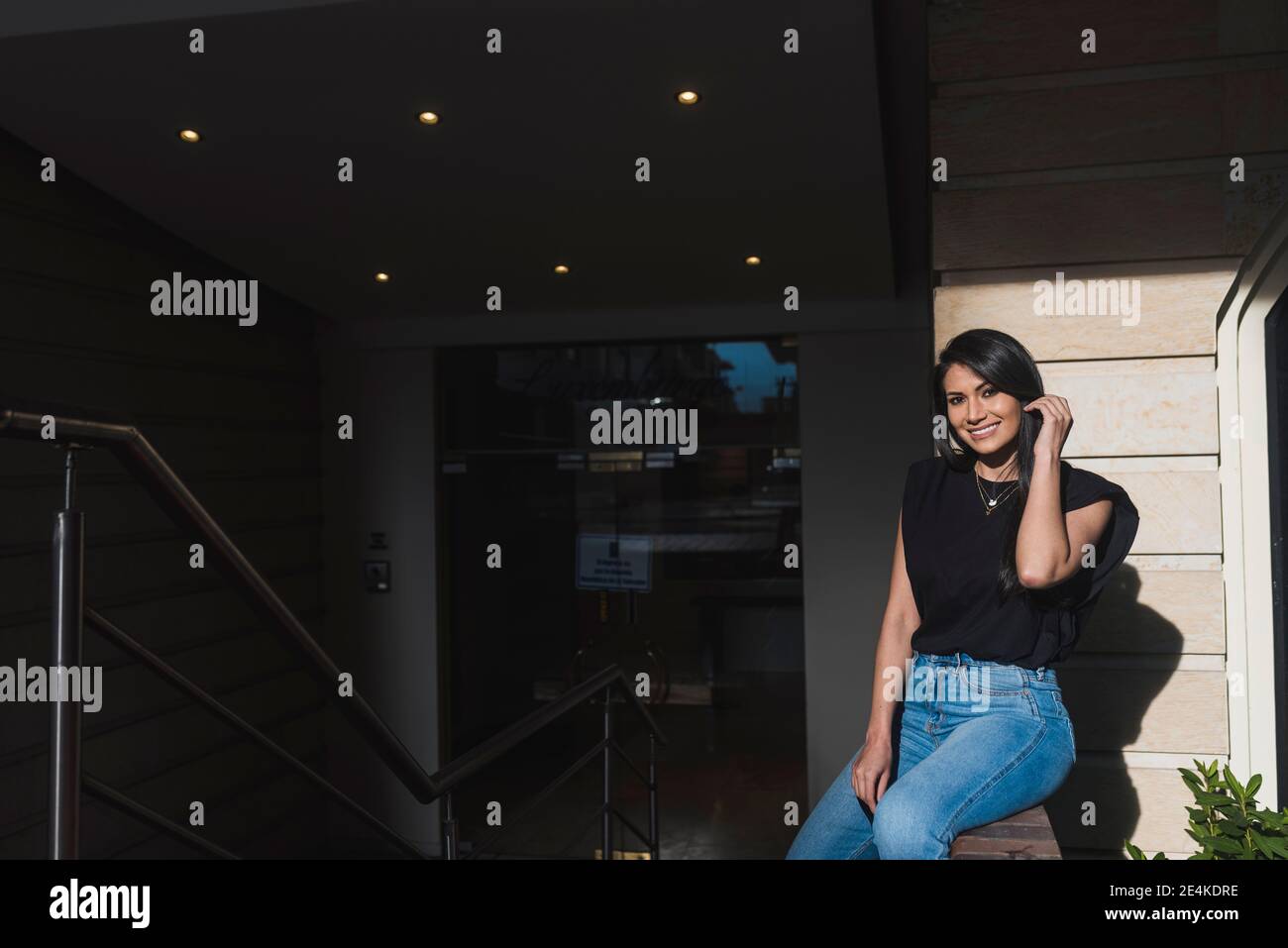 Women sitting outside in sunshine hi-res stock photography and images ...