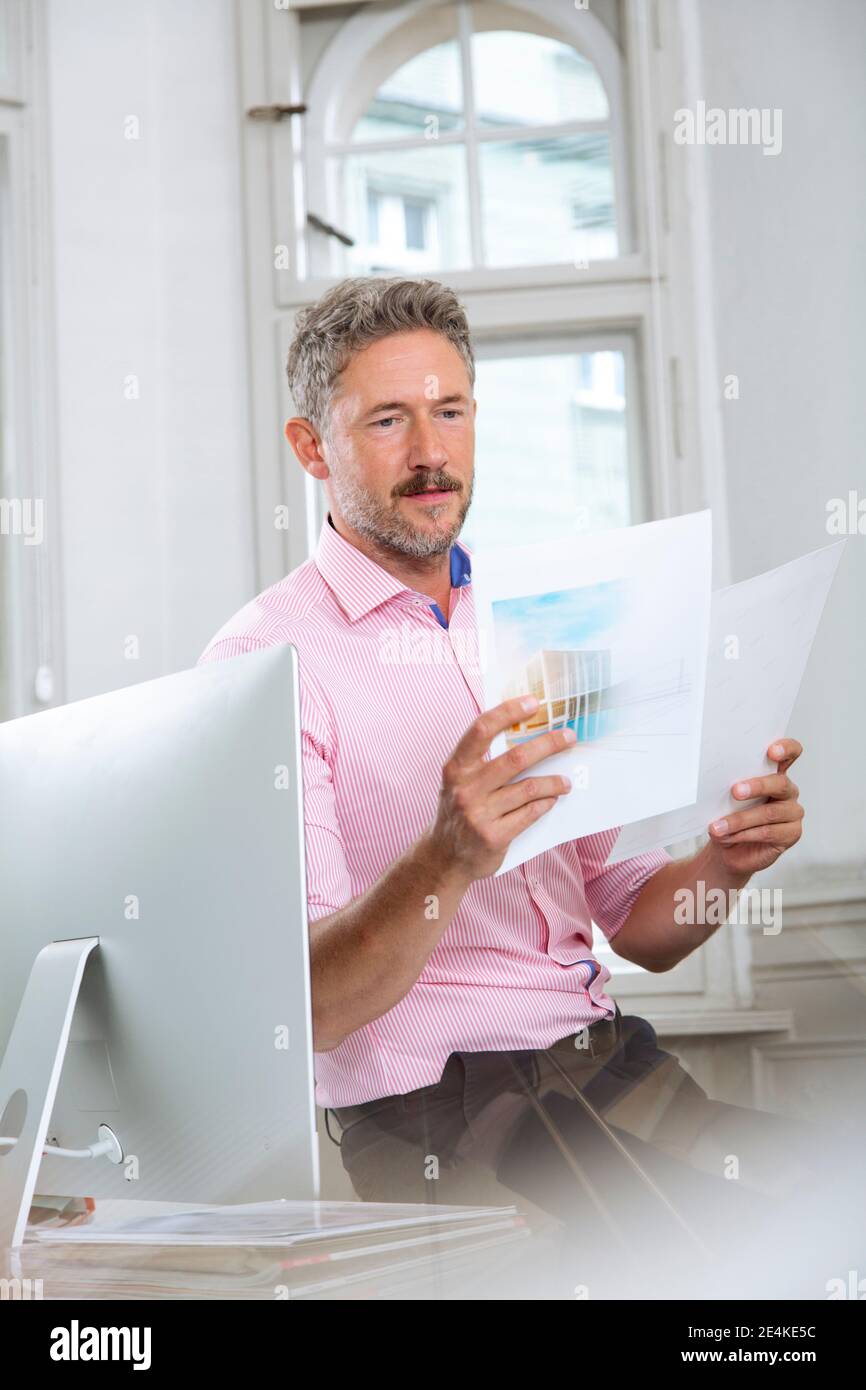 Grey and colour paper hi-res stock photography and images - Alamy