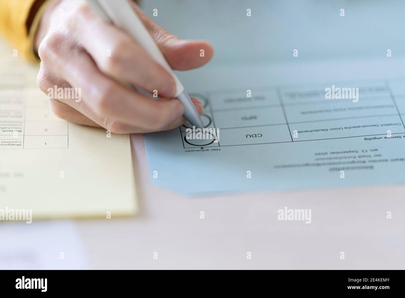 Woman voting hi-res stock photography and images - Alamy