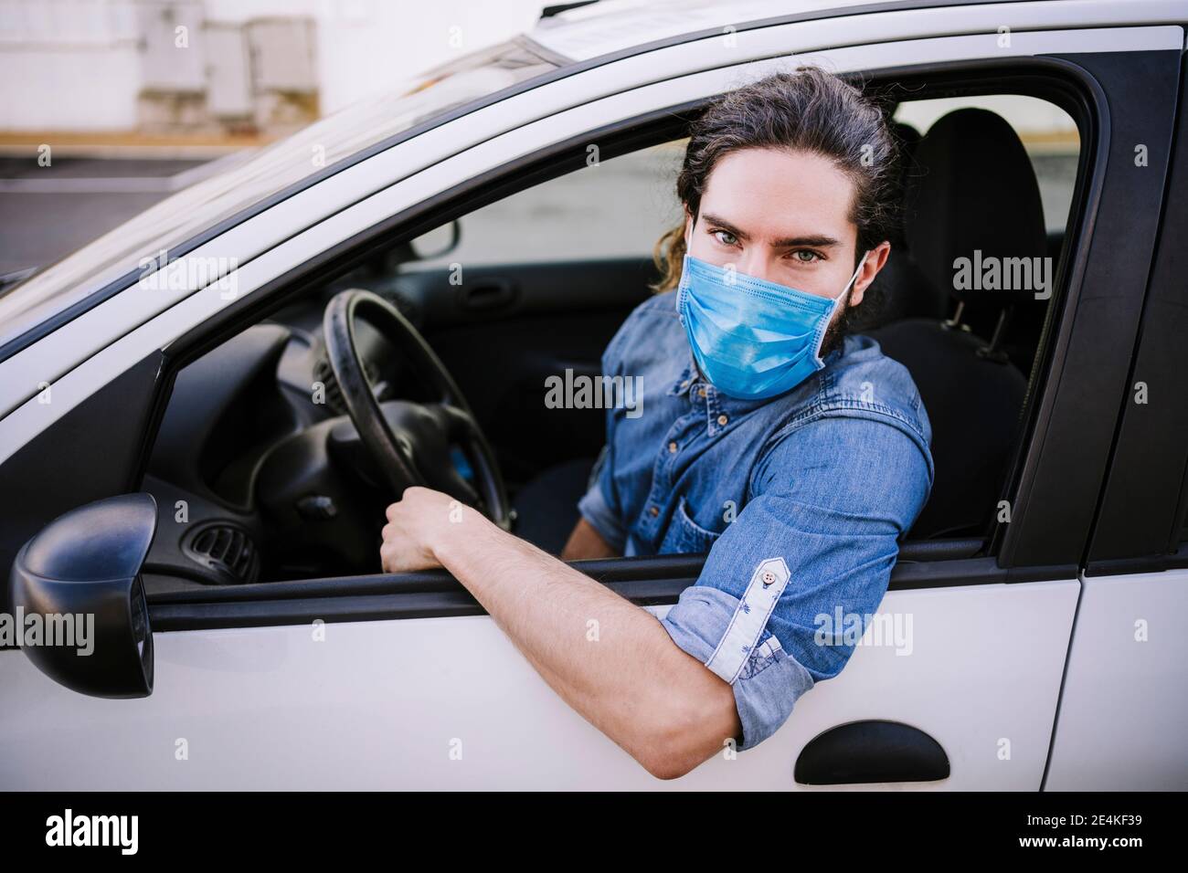 Man looking out window covid hi-res stock photography and images - Alamy