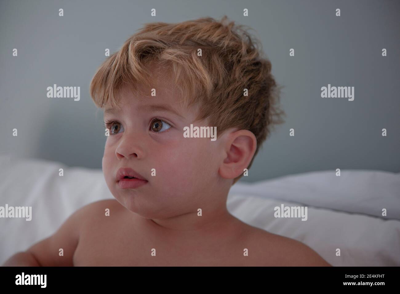Boy eating apple hi-res stock photography and images - Alamy