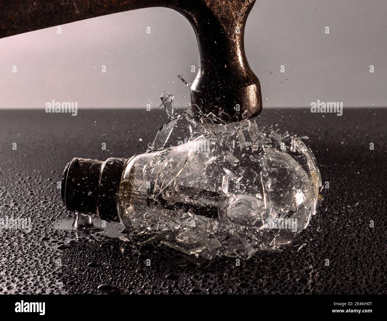 Broken lightbulb hi-res stock photography and images - Alamy