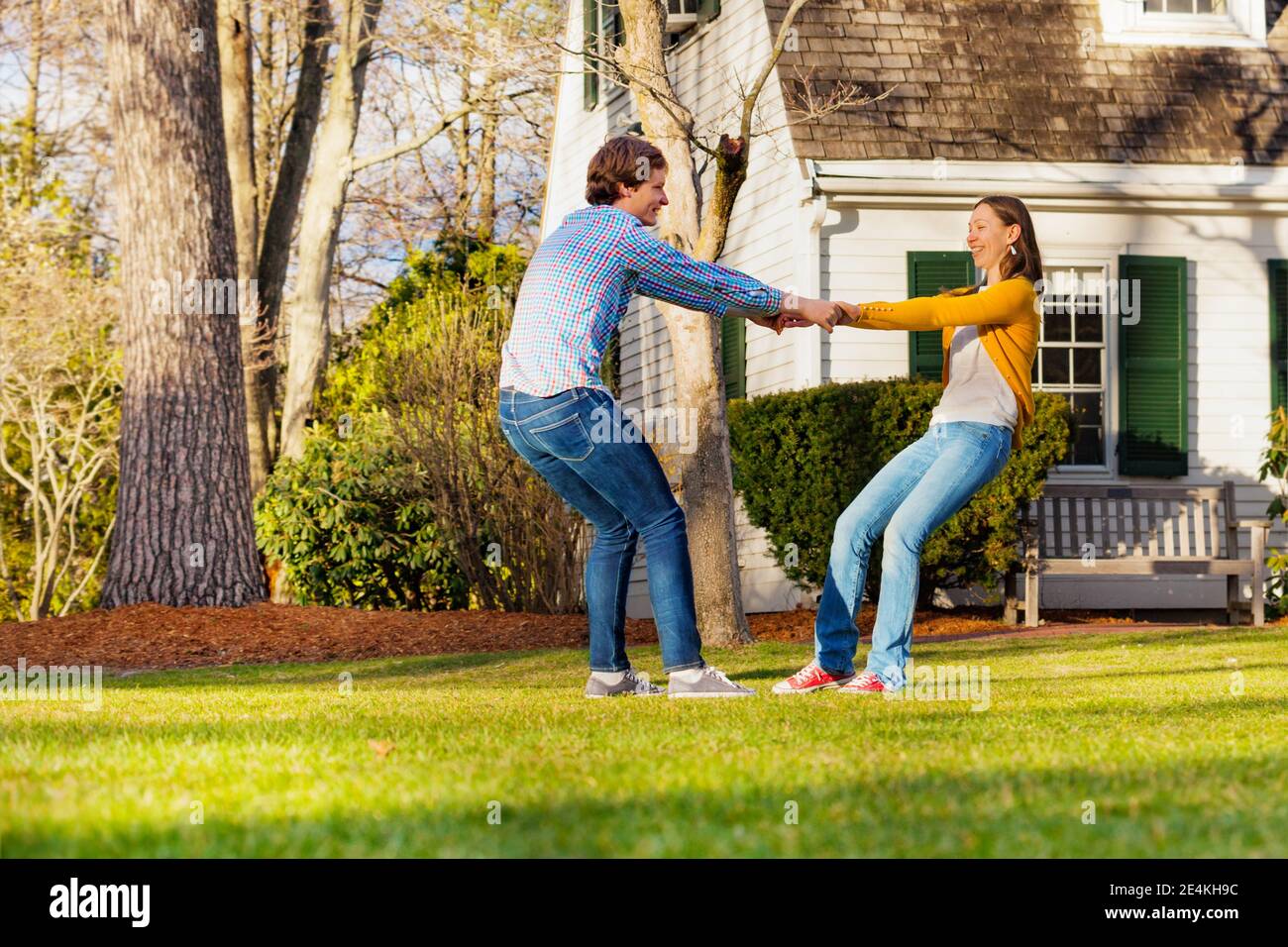 Couple dancing kissing hi-res stock photography and images - Alamy