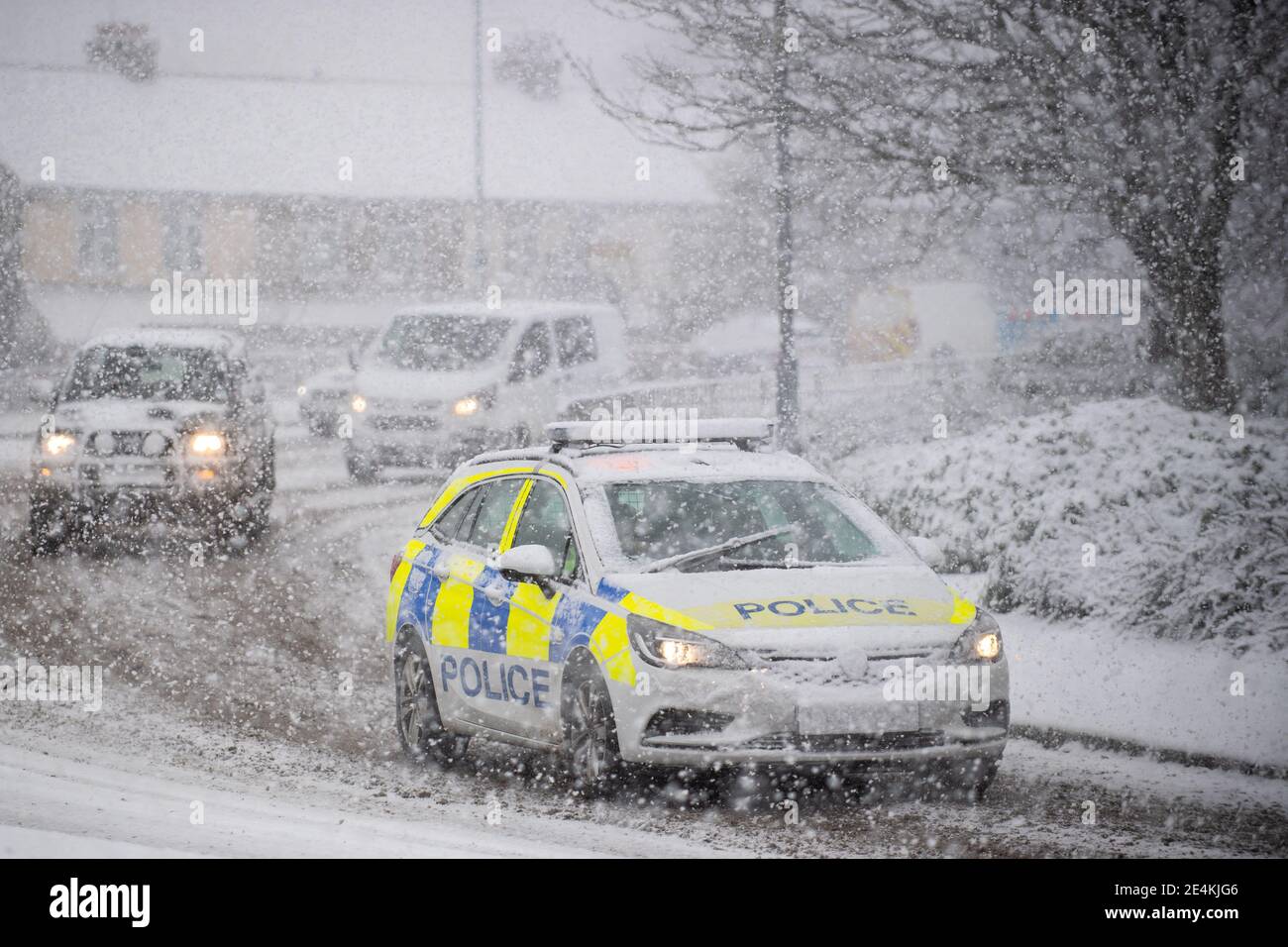 A police car drives through heavy snow in Dunstable, Bedfordshire ...
