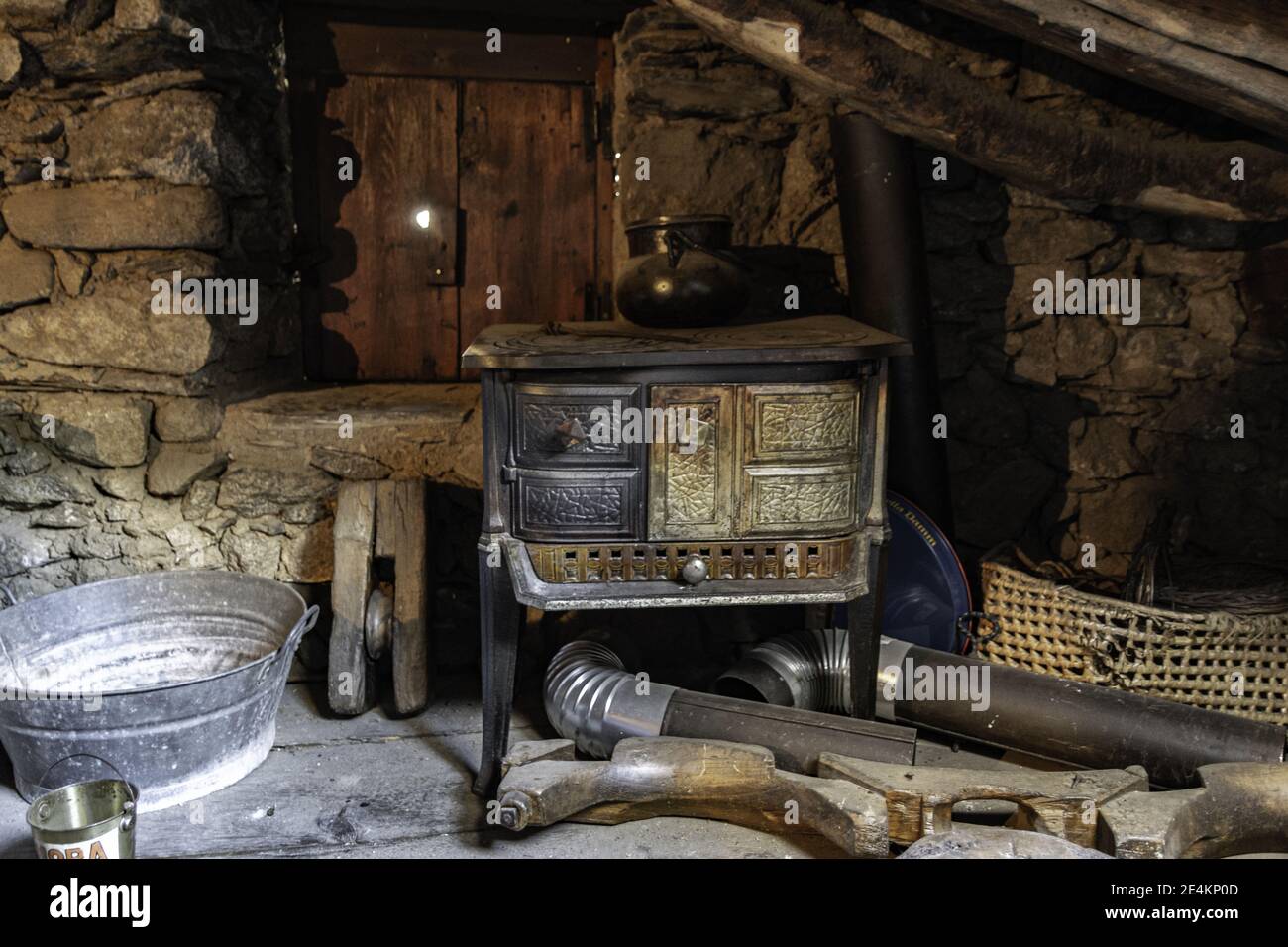 Old basement pipes hi-res stock photography and images - Alamy