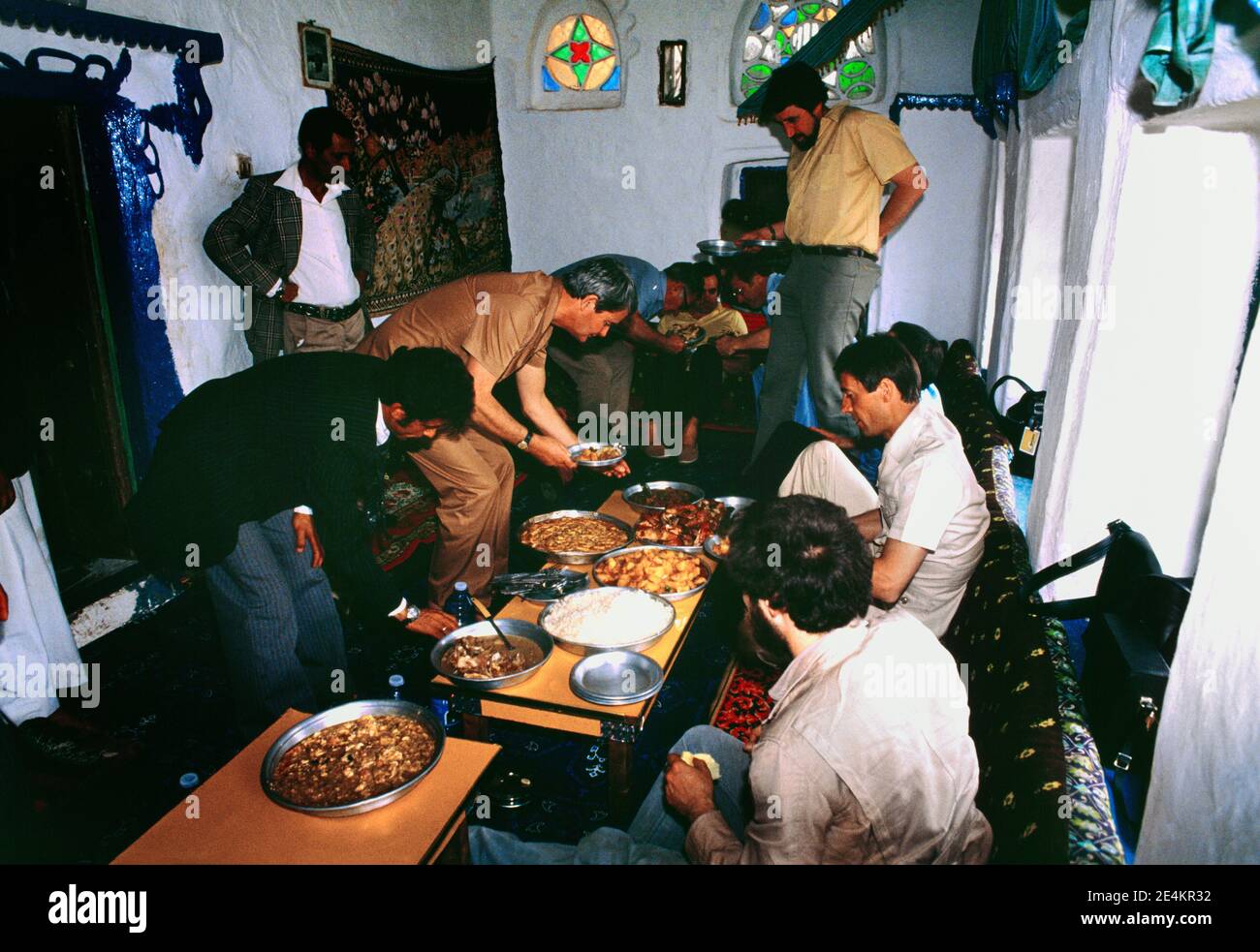 Saudi Arabia People eating Stock Photo - Alamy