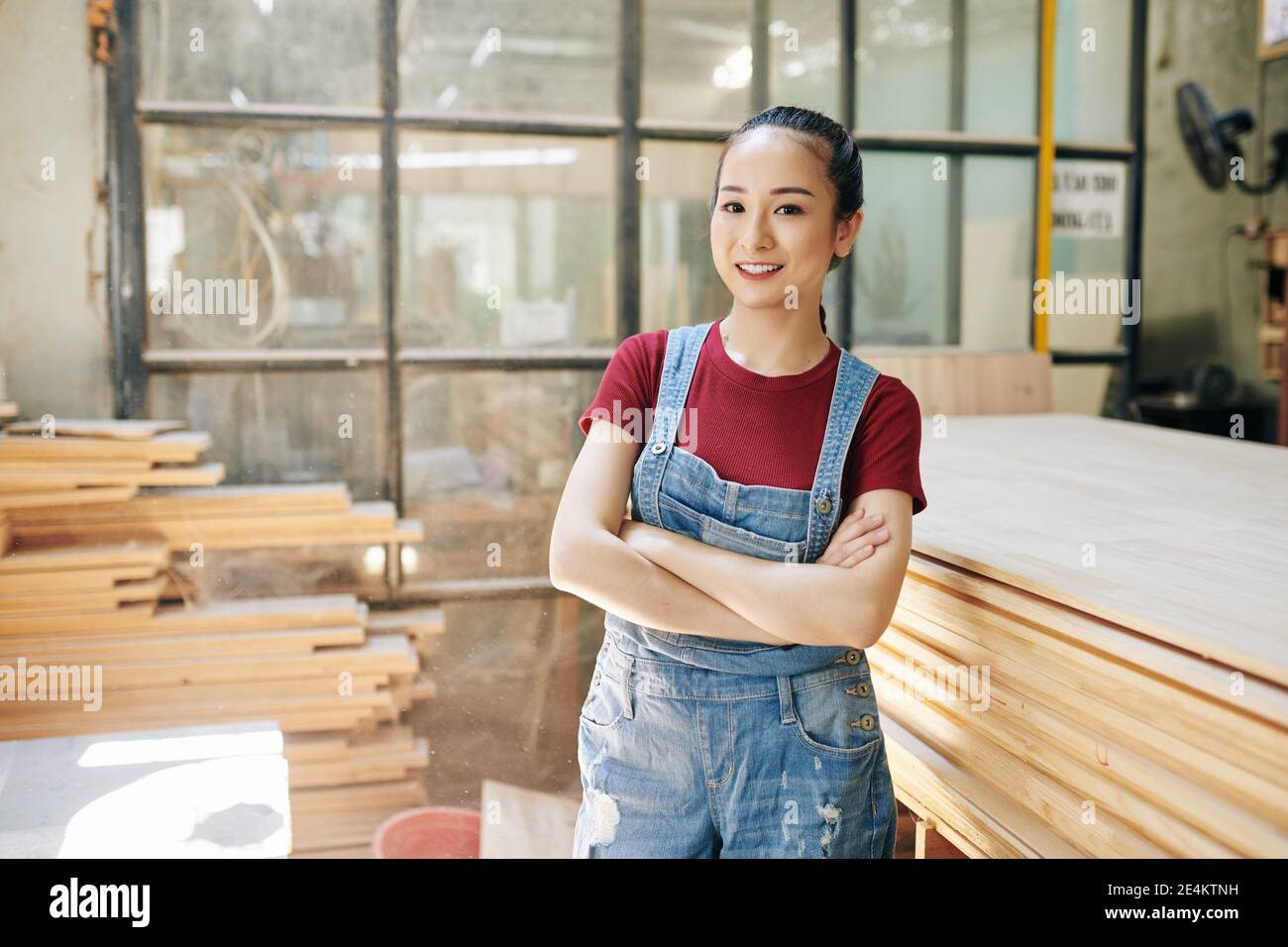 Young female carpenter Stock Photo - Alamy