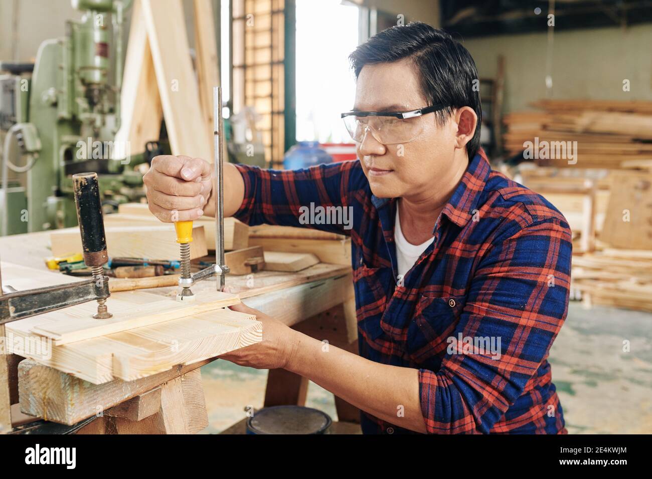 Middle aged carpenter working hi-res stock photography and images - Alamy