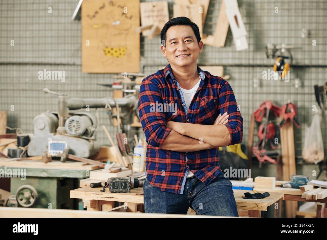 Middle aged carpenter working hi-res stock photography and images - Alamy
