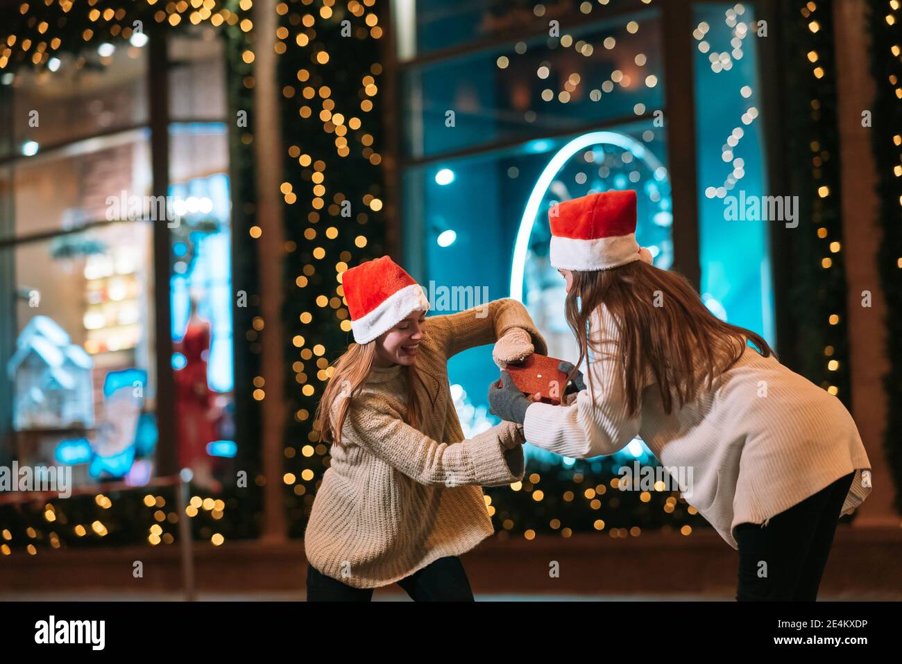 Girls fight street hi-res stock photography and images - Alamy