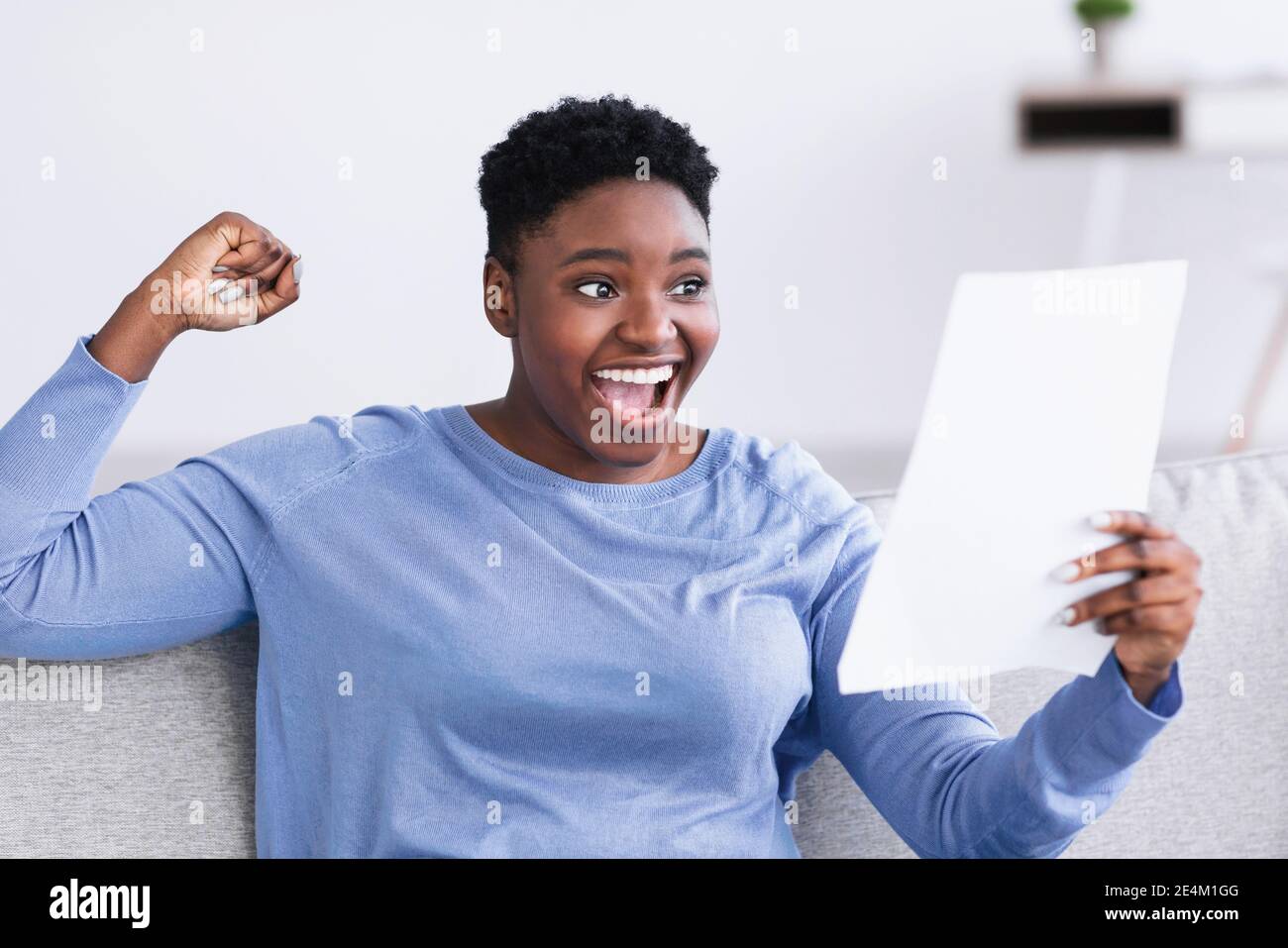 Black woman reading letter hi-res stock photography and images - Alamy