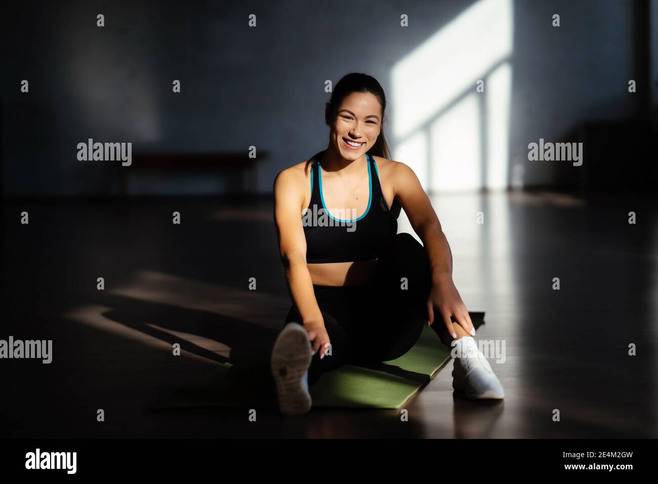 Sporty girl sitting mat hi-res stock photography and images - Alamy
