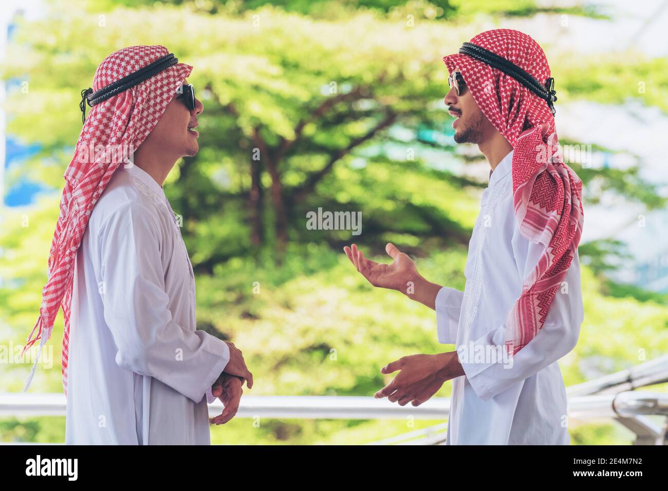 Muslim men arab two saudi hi-res stock photography and images - Alamy