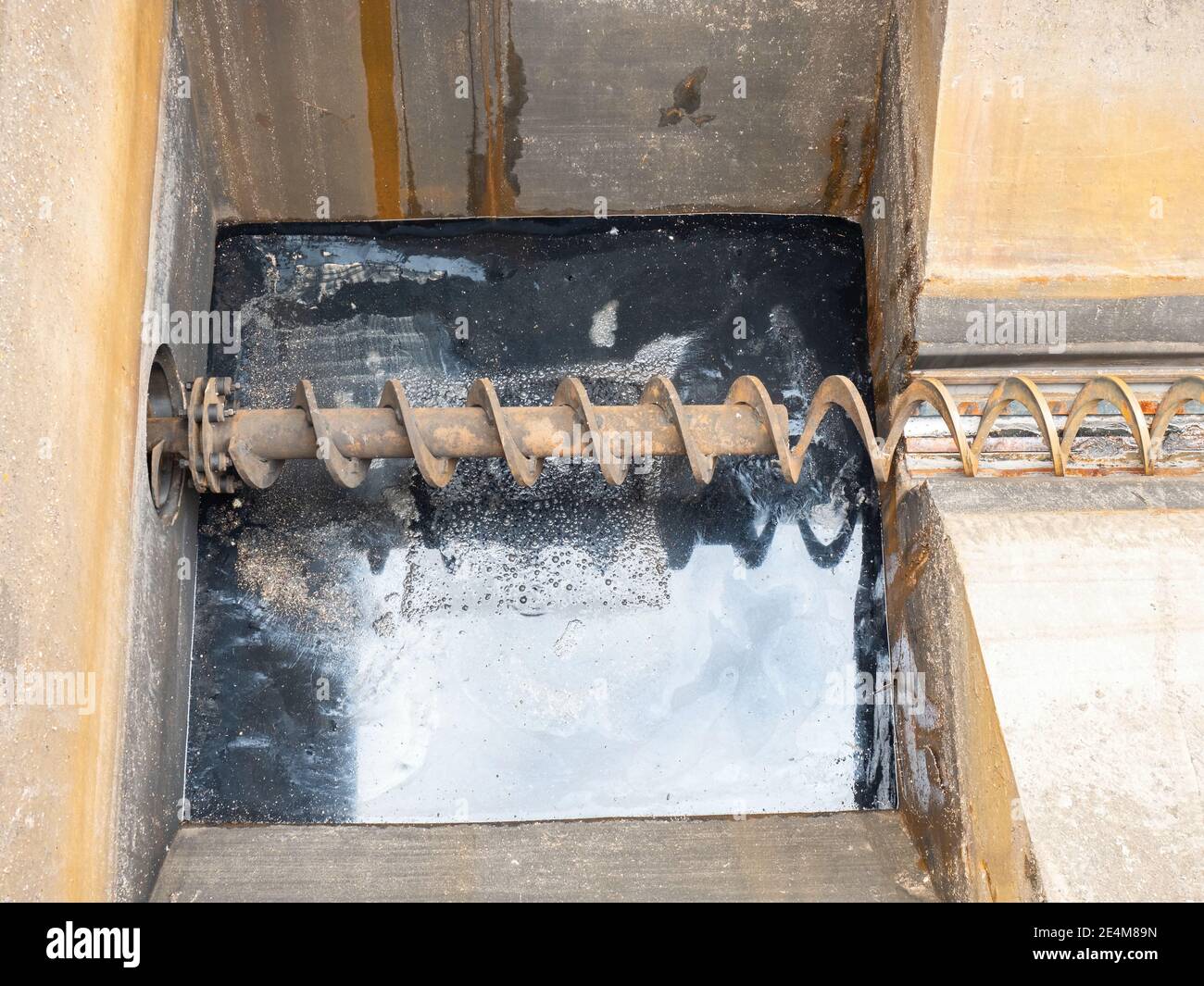 Sedimentation channel bottom with screw feeder. Stabilization and ...