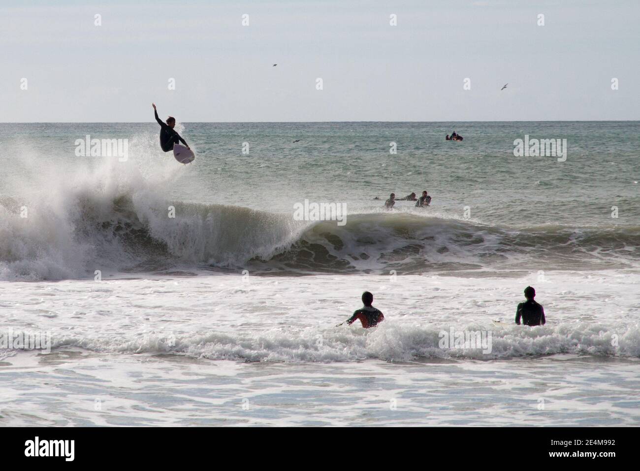 Board surfers hi-res stock photography and images - Alamy