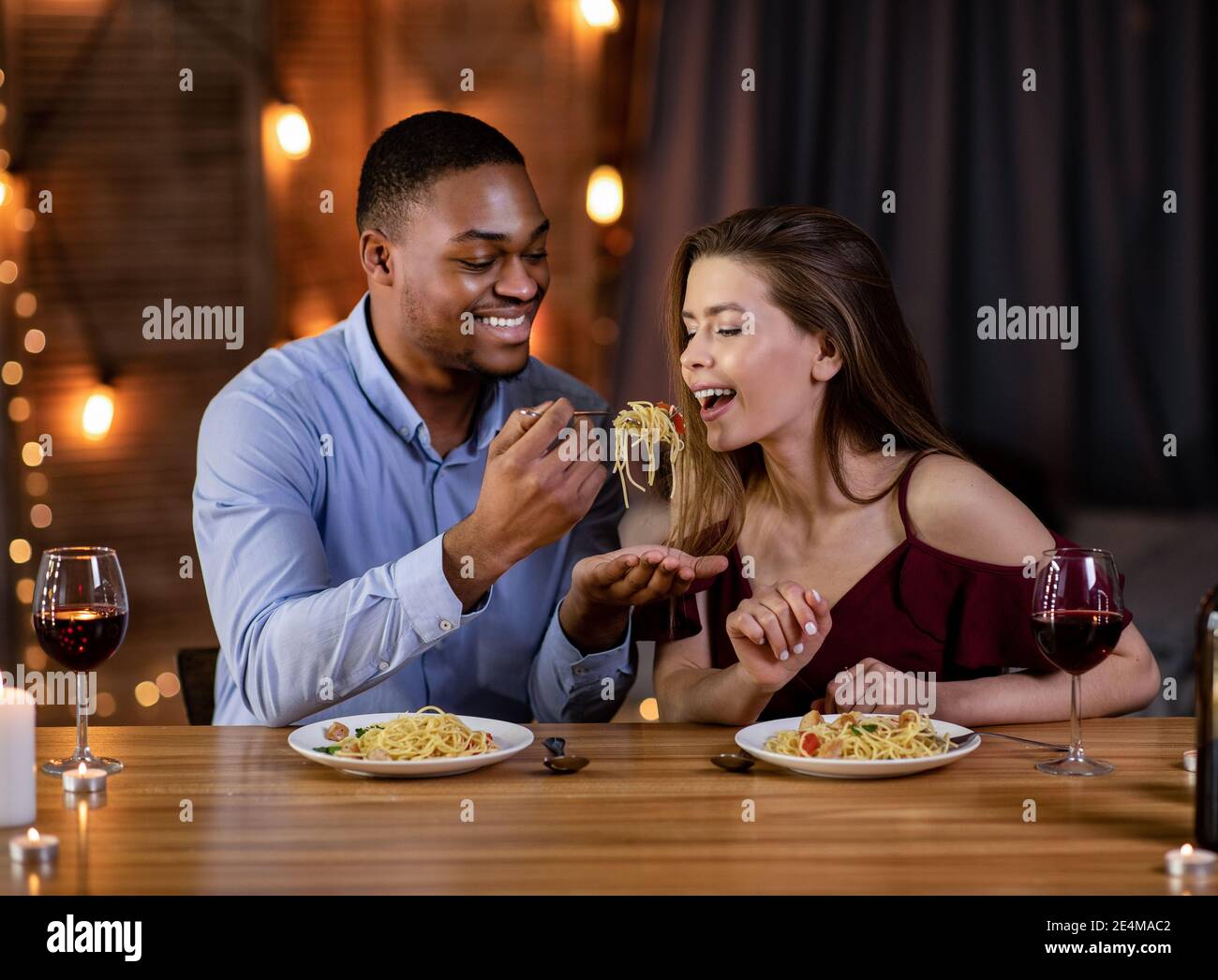 Couple eating spaghetti restaurant hi-res stock photography and images ...