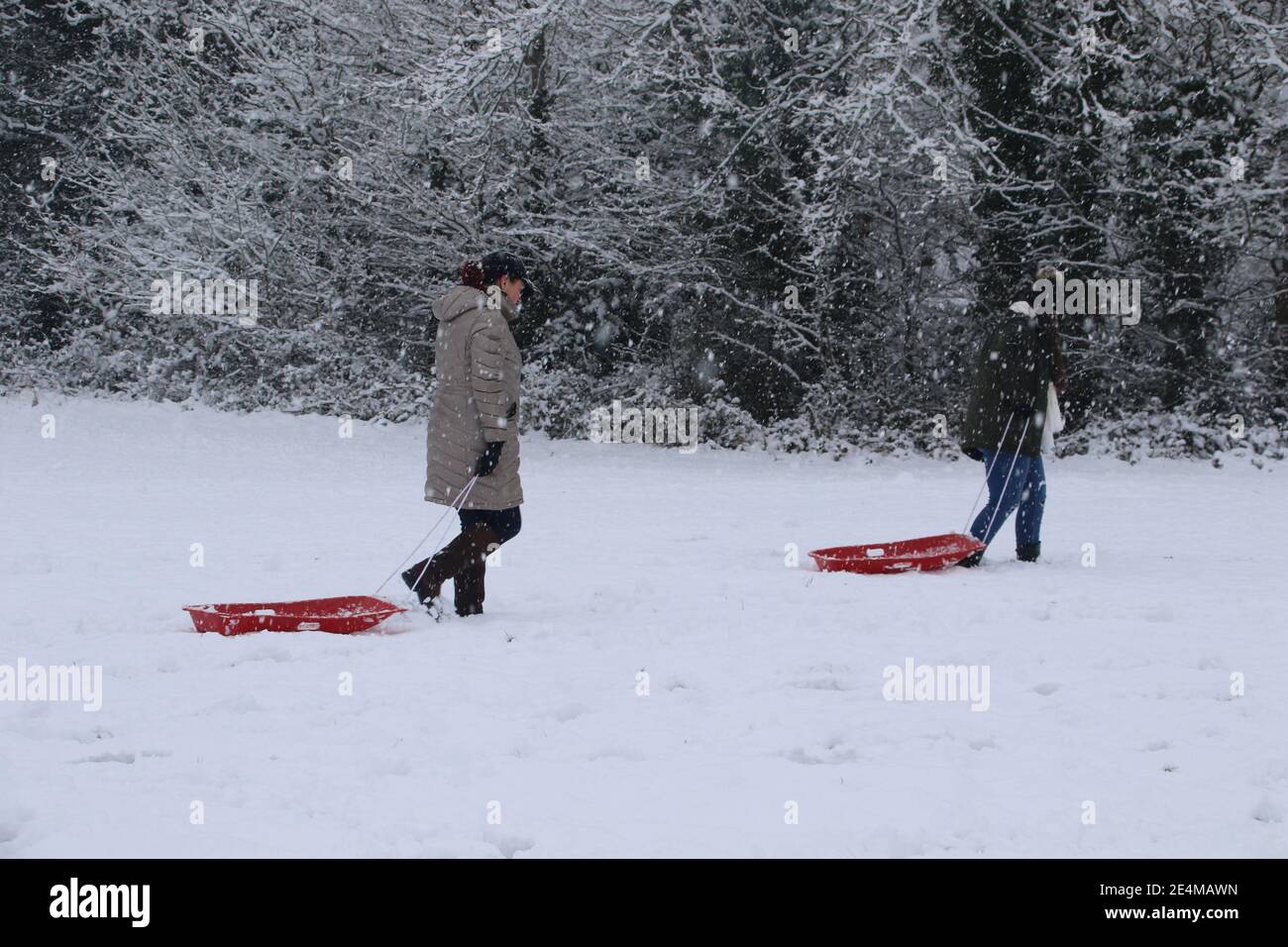 people in winter snow scenes Stock Photo - Alamy