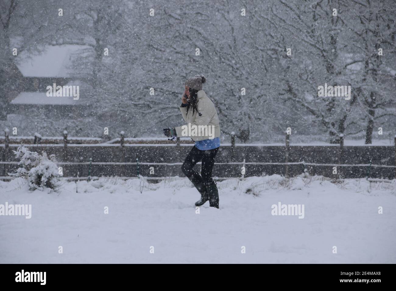 people in winter snow scenes Stock Photo - Alamy
