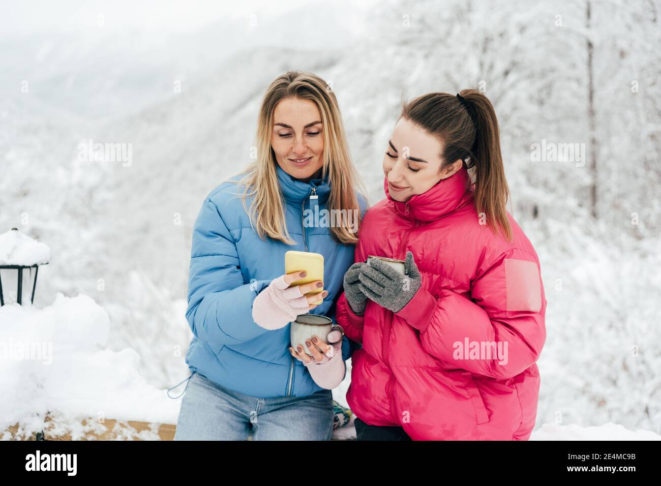 Two women look hi-res stock photography and images - Alamy