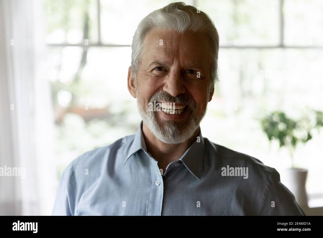 Old man looking up profile hi-res stock photography and images - Alamy