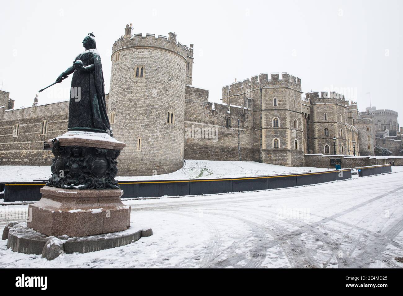 Windsor, UK. 24 January, 2021. The first snowfall of winter lies on the ...