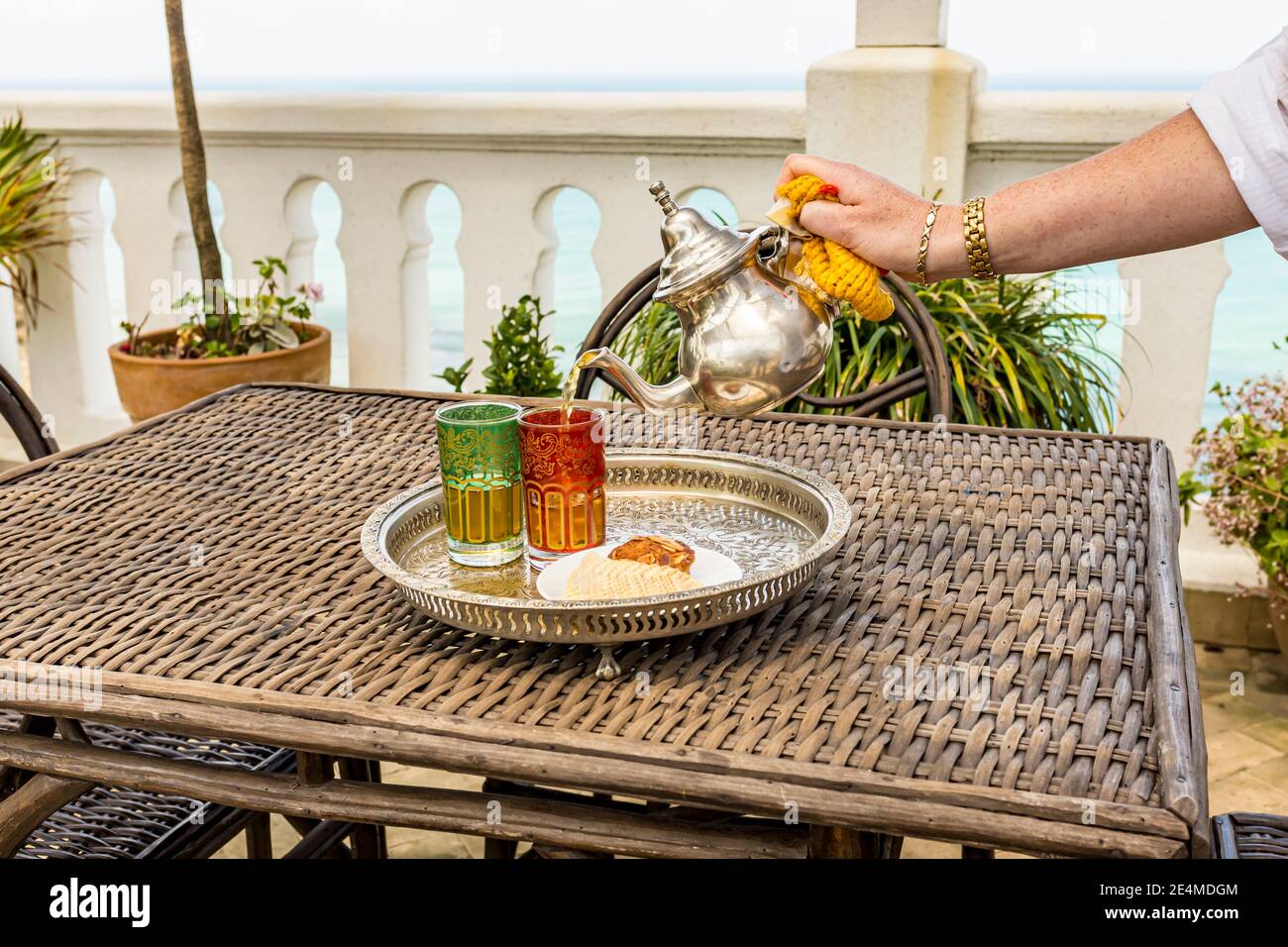 Moroccan tea pouring hi-res stock photography and images - Alamy