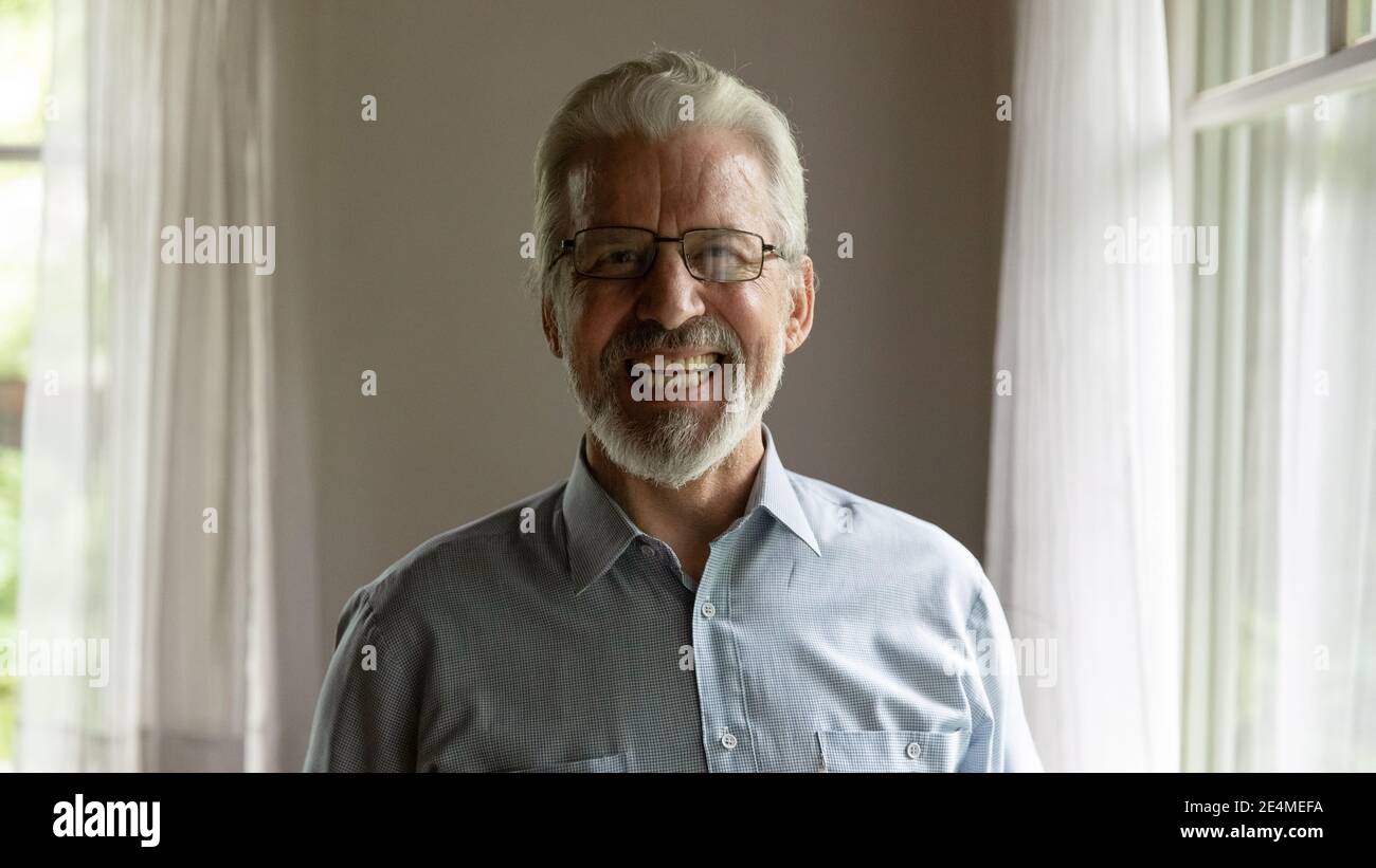 Old man looking up profile hi-res stock photography and images - Alamy