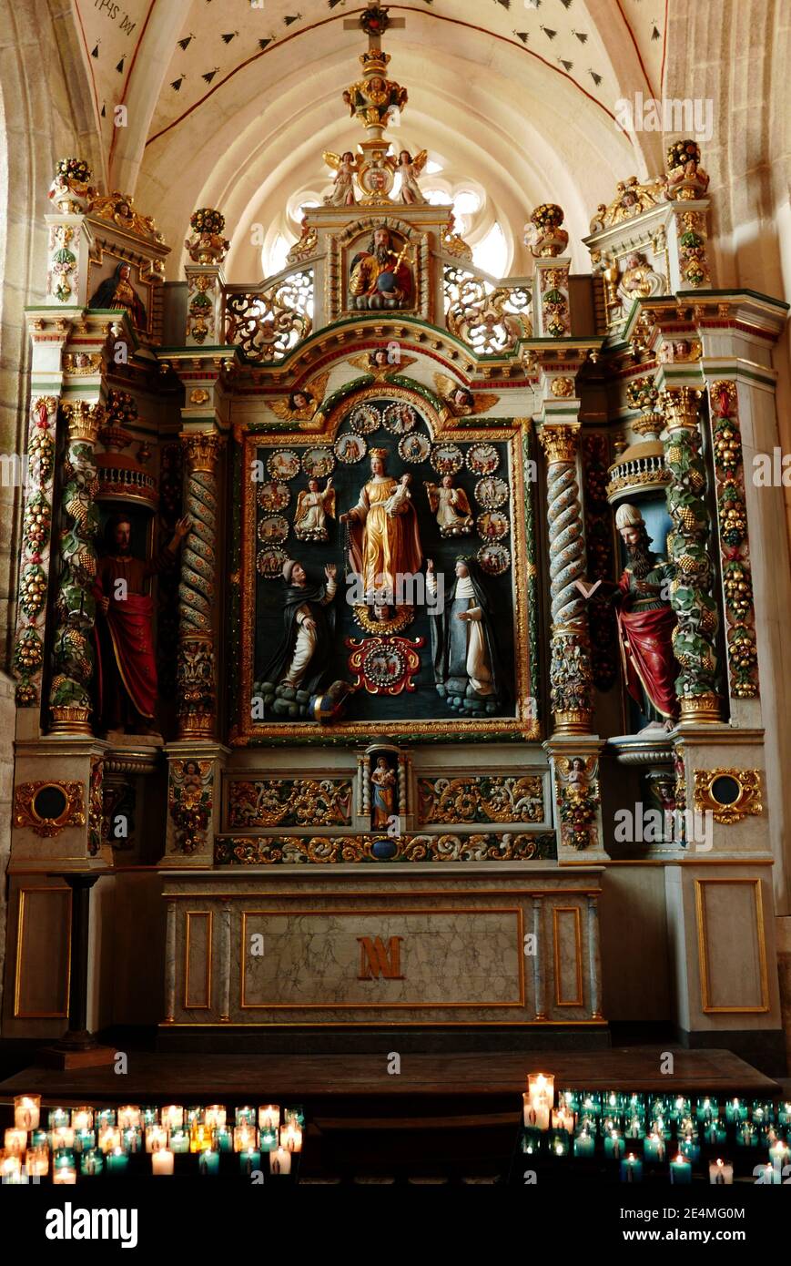 Locronan, Altar of the Rosary in St Ronan church, old village ...